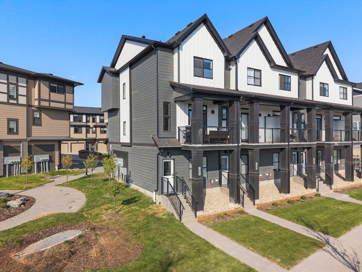 Pet-friendly 3br W/ Sauna | 5 Min Lake | 20 Min Dt - Chestermere