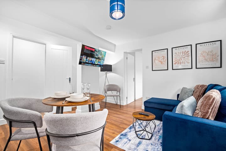 1-bed Apt •Sleeps 4• Parking • Near Birmingham Es - Bromsgrove