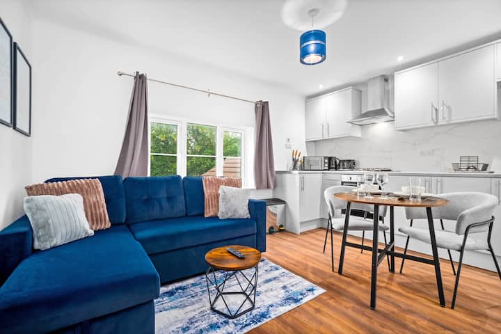 1-bed Apt •Sleeps 4• Parking • Near Birmingham Es - Bromsgrove