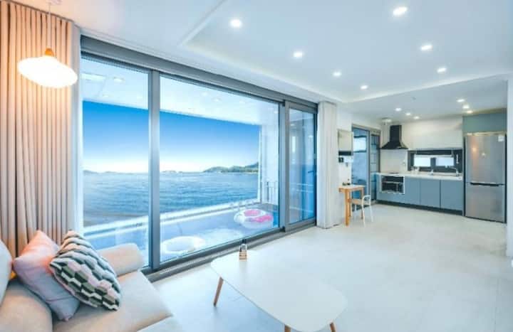 [거제도 풀빌라스테이B202]두모몽돌해변1분거리/뷰맛집/풀빌라펜션/넷플릭스/무료주차 - 웅동2동