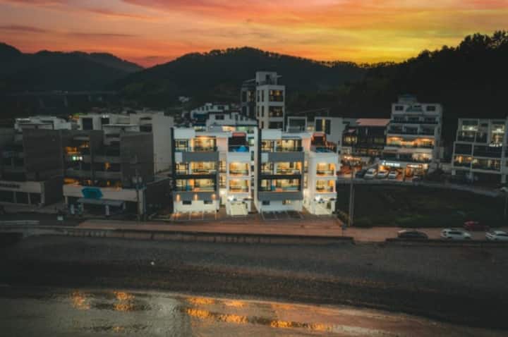 [거제도 풀빌라스테이B201]두모몽돌해변1분거리/뷰맛집/스파펜션/넷플릭스/무료주차/ - 웅동2동