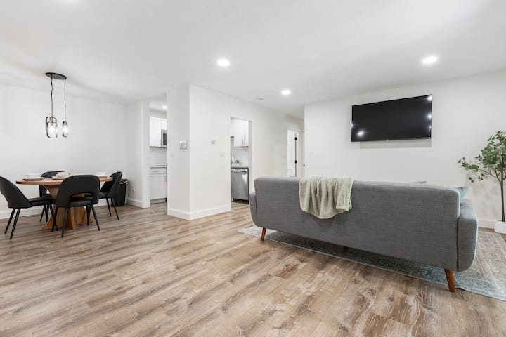 2 Bedroom Condo Near Gillette Stadium! - Bellingham, MA