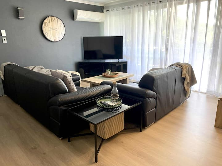 2br Torquay Apartment On Esplanade Overlooks Pool - Hervey Bay