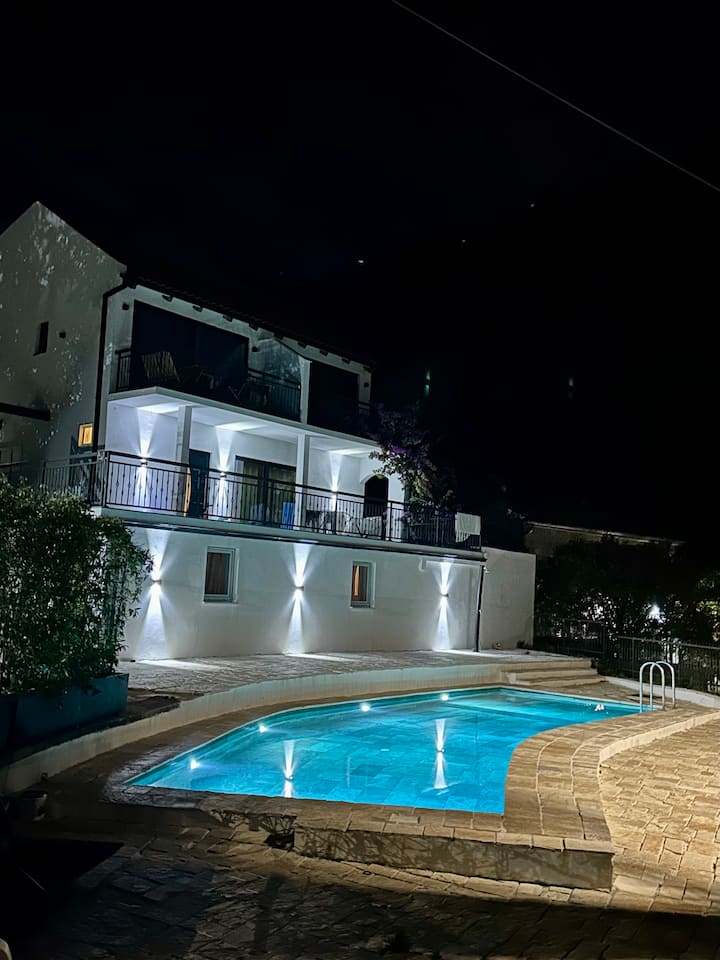 Kotor Bay Serenity – Poolside Apartment - コトル