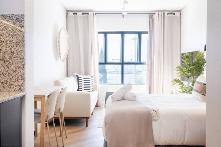 Paarl - Studio With Onsite Parking & Comforts - Paarl