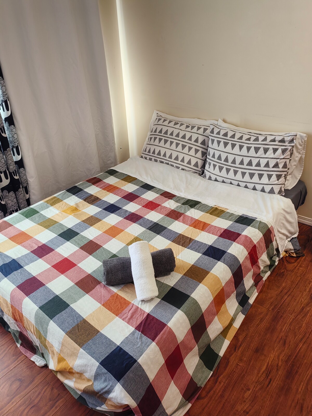 Big Private Room Near SkyTrain – Discounted Rate - Airbnb