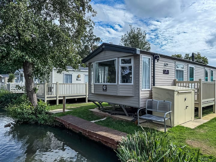 Caravan With Decking And Lake-views Ref 69001lv - Clacton-on-Sea