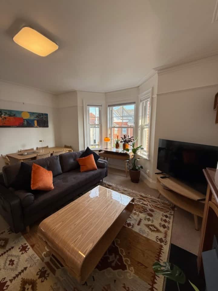 Modern 3-bedroom Flat Near Beach & B'mth Transport - Bournemouth