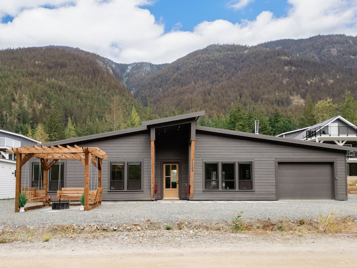 Modern West Coast Getaway - Sunshine Valley, BC