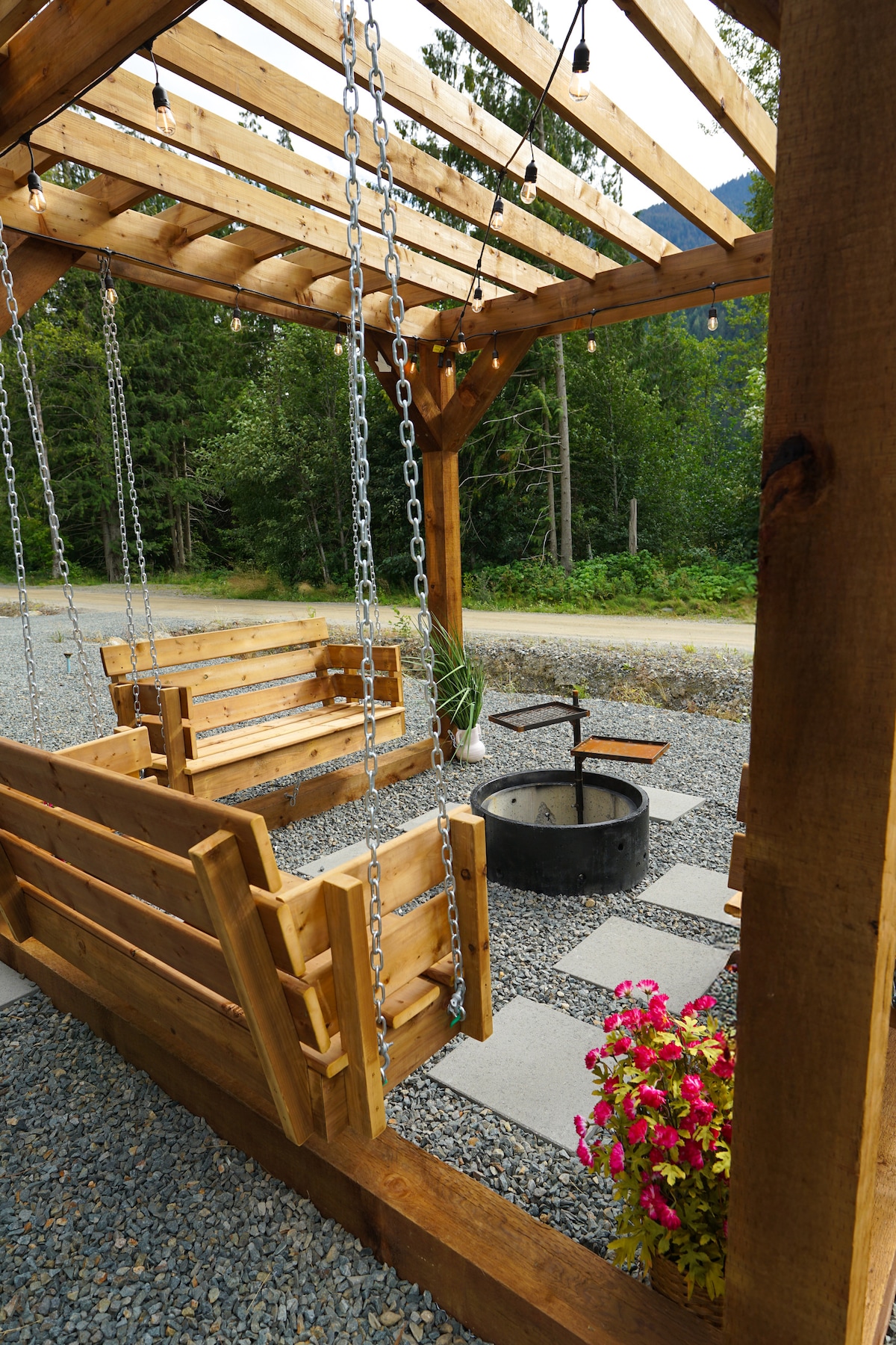Modern West Coast Getaway - Cabins for Rent in Sunshine Valley, British ...