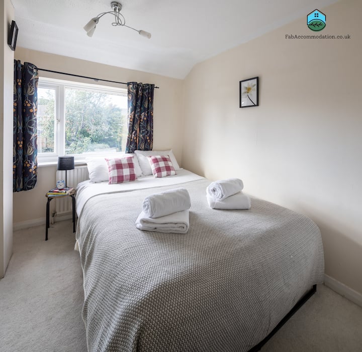 Business Stays House-parking-by Fabaccommodation - Severn Beach