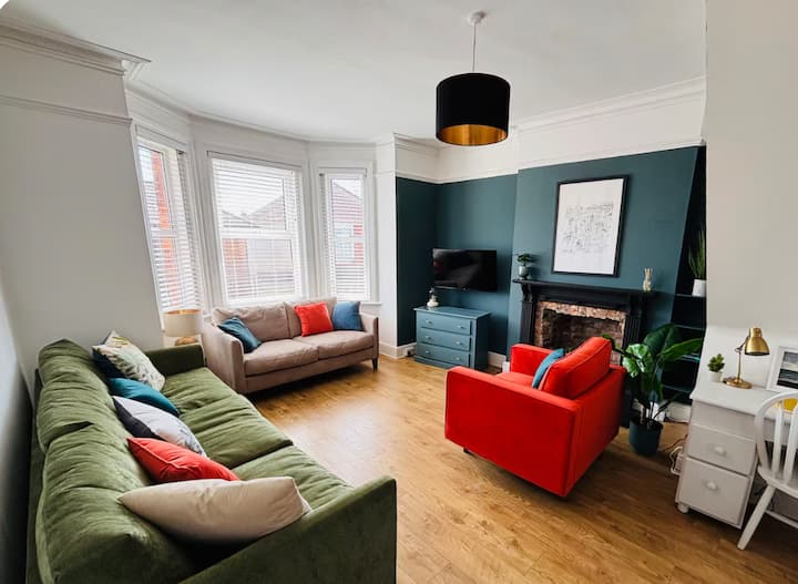 Spacious, Beautiful Beach Home- Garden & Parking - Bournemouth