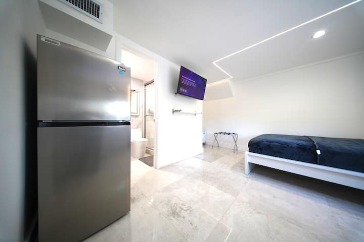 Comfy Furnished Studio Aventura Mall & Beaches - Aventura, FL