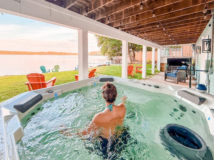 Lakefront Retreat W/ Hot Tub & Stunning Views - Rochester, NH