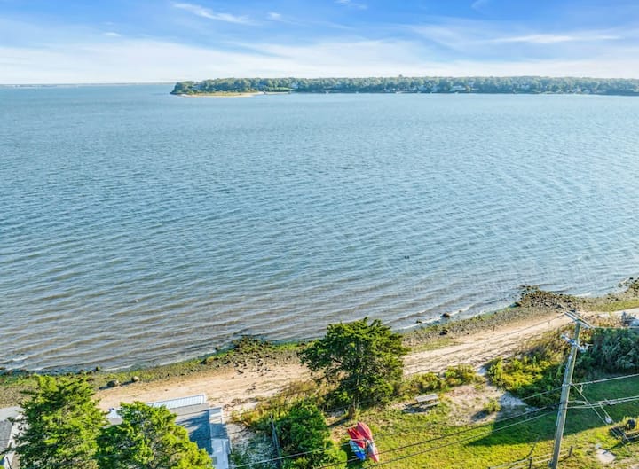 Hamptons Large Central Waterfront W Private Beach - Suffolk County, NY