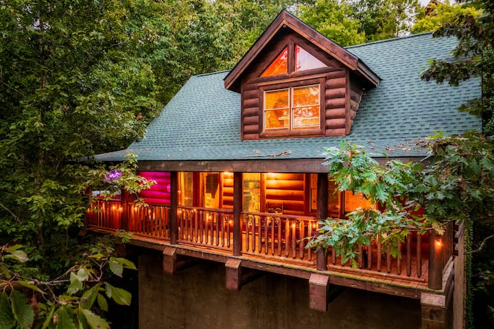 Couples Cabin! Game Room, Hot Tub, Pool, Putt Putt - Pigeon Forge, TN