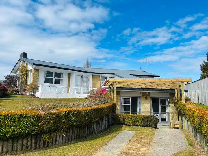 Specious 5 Bedroom Holiday House - Rotorua