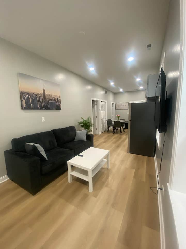 Bright & Private 2br Near Orange Line - Greater Grand Crossing - Chicago