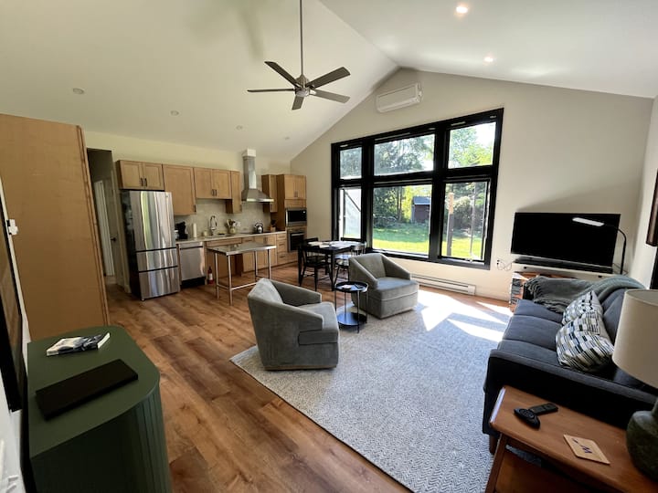 Haley Cottage: In- Town, Quiet, Private Entrance. - North Adams, MA