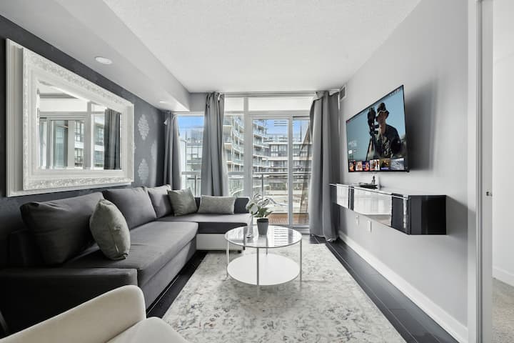 Stylish Dt Condo W/ Vanity Mirror + Free Parking! - Toronto, ON