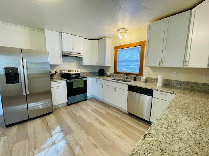 Entire Home 3 Br, 4 Beds, 2 Baths, New Kitchen! - Laconia, NH