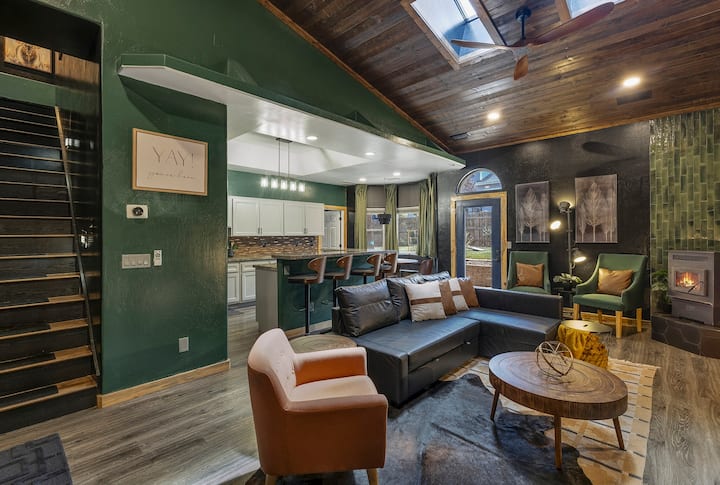 Rich, Relaxing Retreat: Game Room + Rt Balcony - Flagstaff, AZ