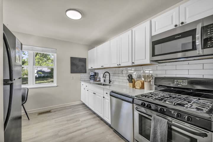 Fenced & Modern 2br Retreat * Near Cle- Bw - Ix! - Berea, OH