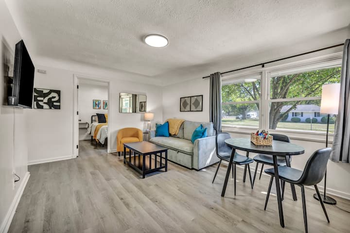 Modern Retreat | Fully Fenced | Cle-bw - North Olmsted, OH