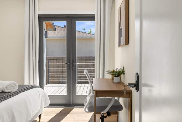 Stay Alpha Home  Modern Room  Patio Access - San Mateo, CA