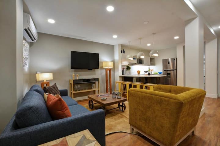 Laureles Oasis: 3br Suite With Private Jacuzzi - Medellín