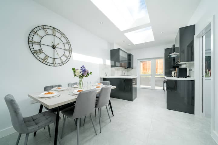 Modern 6-bed Flat | Manor Park Elegant Retreat - Barnet