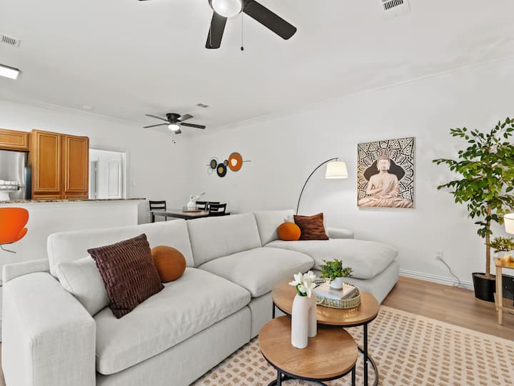 Cozy Dfw Retreat | Sleeps 10 | Near Stadiums - Grand Prairie, TX