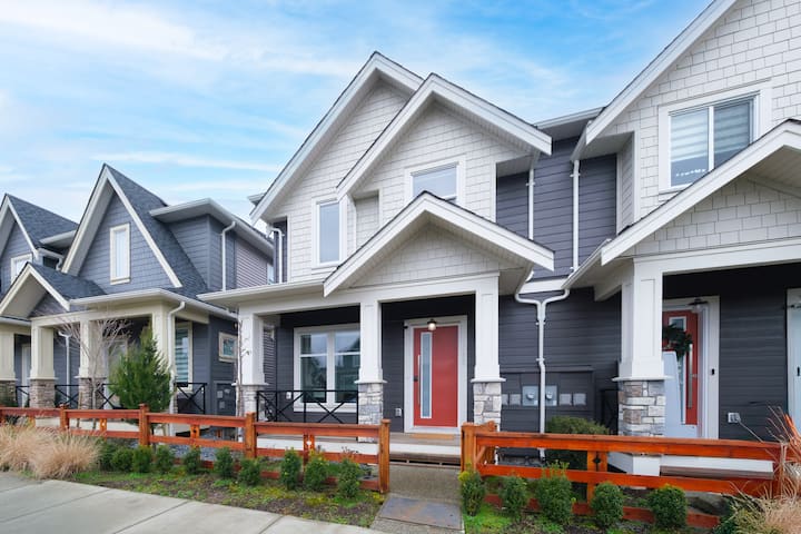 Sleek 5br Near Langley Events Centre & Ev Charger - Langley