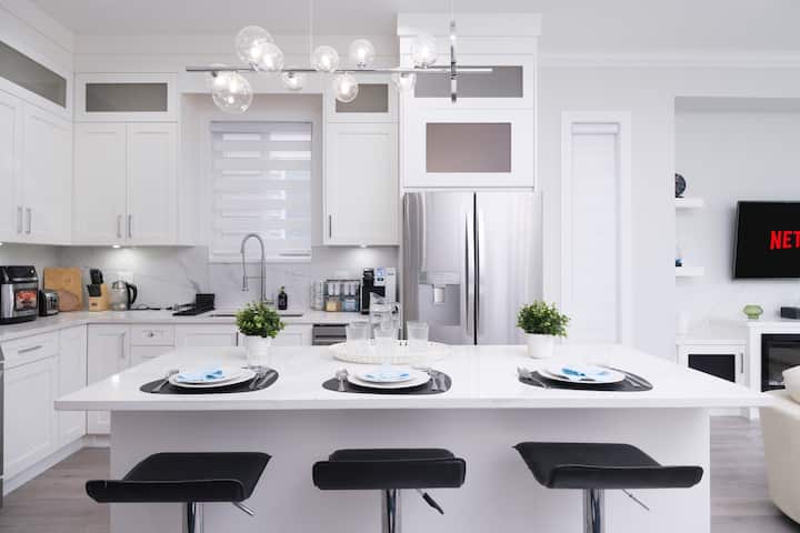 Sleek 5br Near Langley Events Centre & Ev Charger - Langley