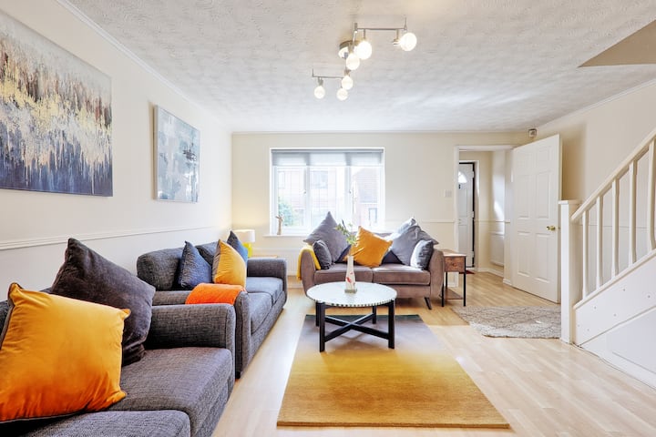 Modern 4-bed Home | Long Stay | Parking & Wi-fi - Romford