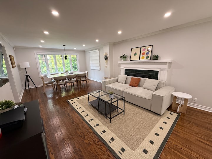 Spacious 4br Home By Major Highway & Shopping Mall - Toronto