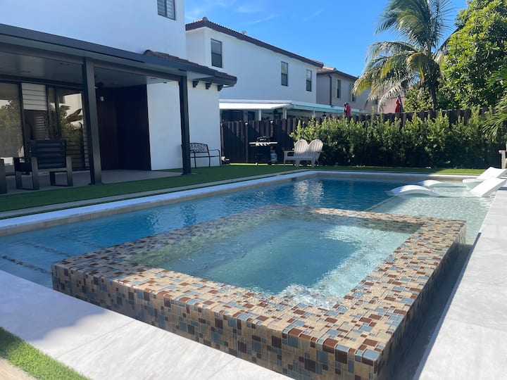 Escape To Cutler Bay Retreat | Pool, Bbq & Family - Cutler Bay