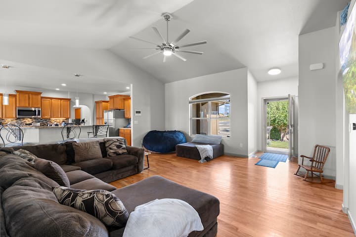 Lake & Mnt Views W/ Deck | 3 -Car (& Boat) Garage - Pueblo West, CO