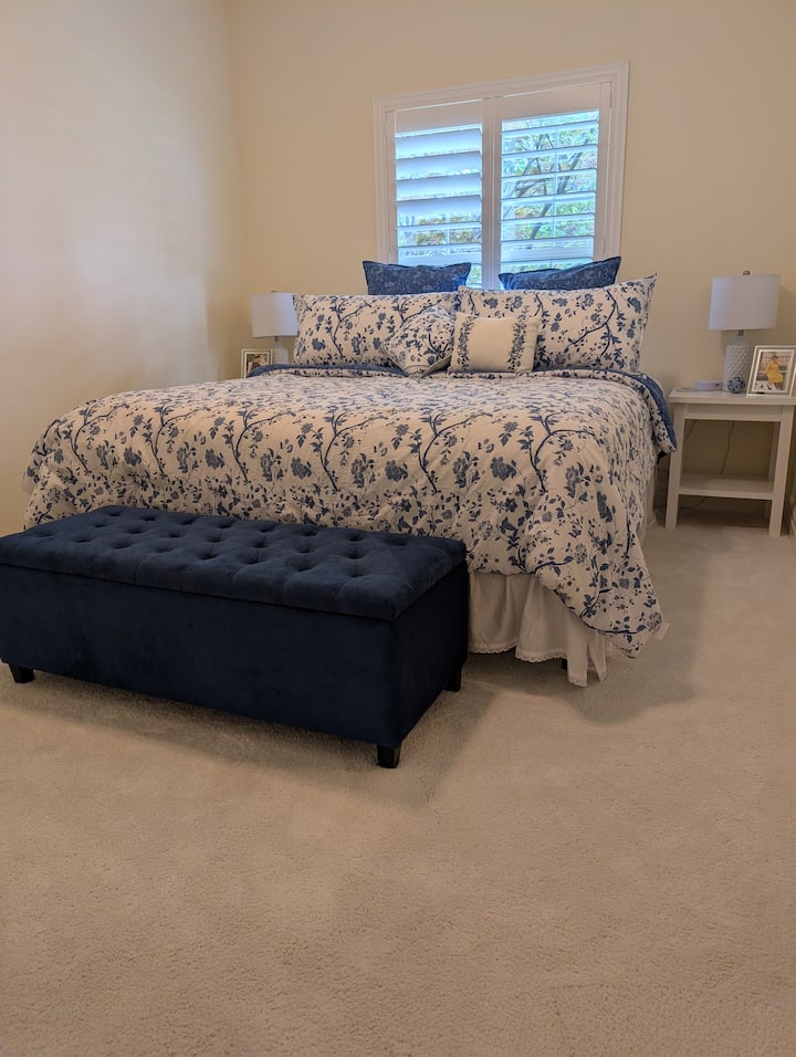 Sunny Cal King Room + Kitchen, Hot Tub & More! - Layton, UT