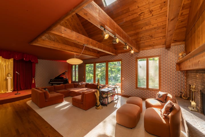 Sweetheart Hideaway: Hot Tub, Theater & Karaoke - Stevensville, MI