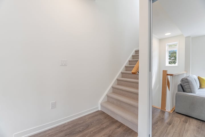 New Bright Townhome With Multiple Balconies! - Toronto