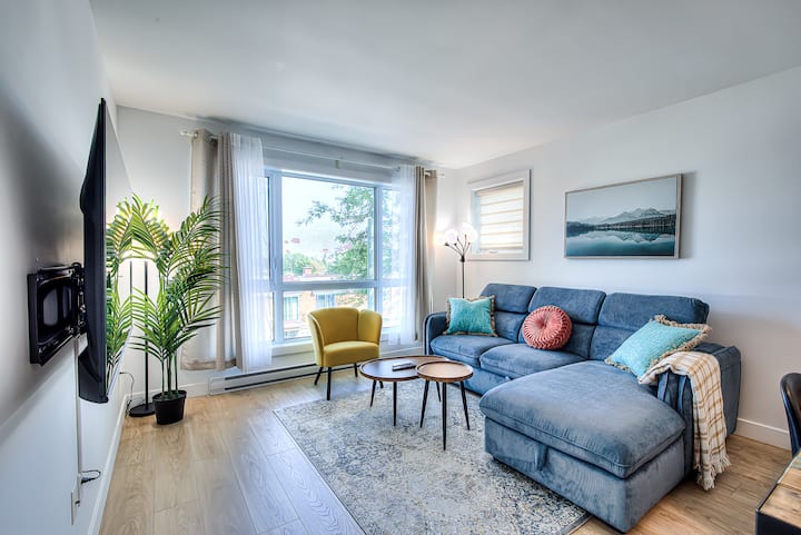 Spacious 3br Condo | Sleeps 8 | Wifi, Ac & 2 Baths - Montréal, QC