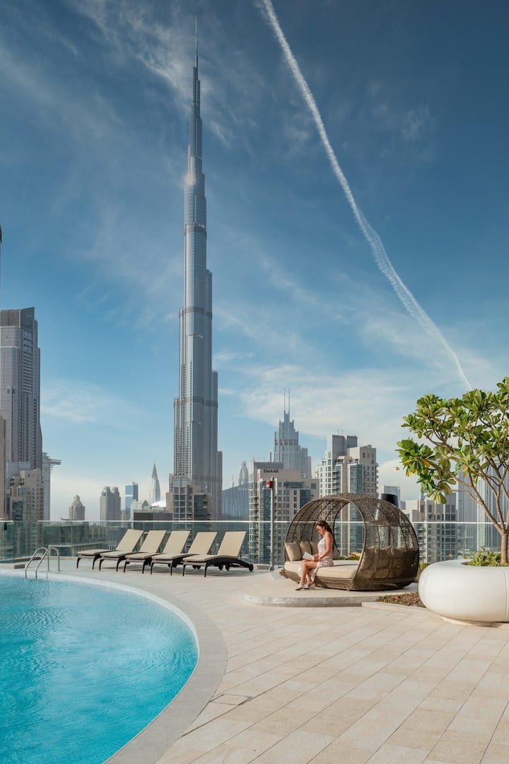 Luxury Retreat Apt With Burj Khalifa Pool View - Dubái
