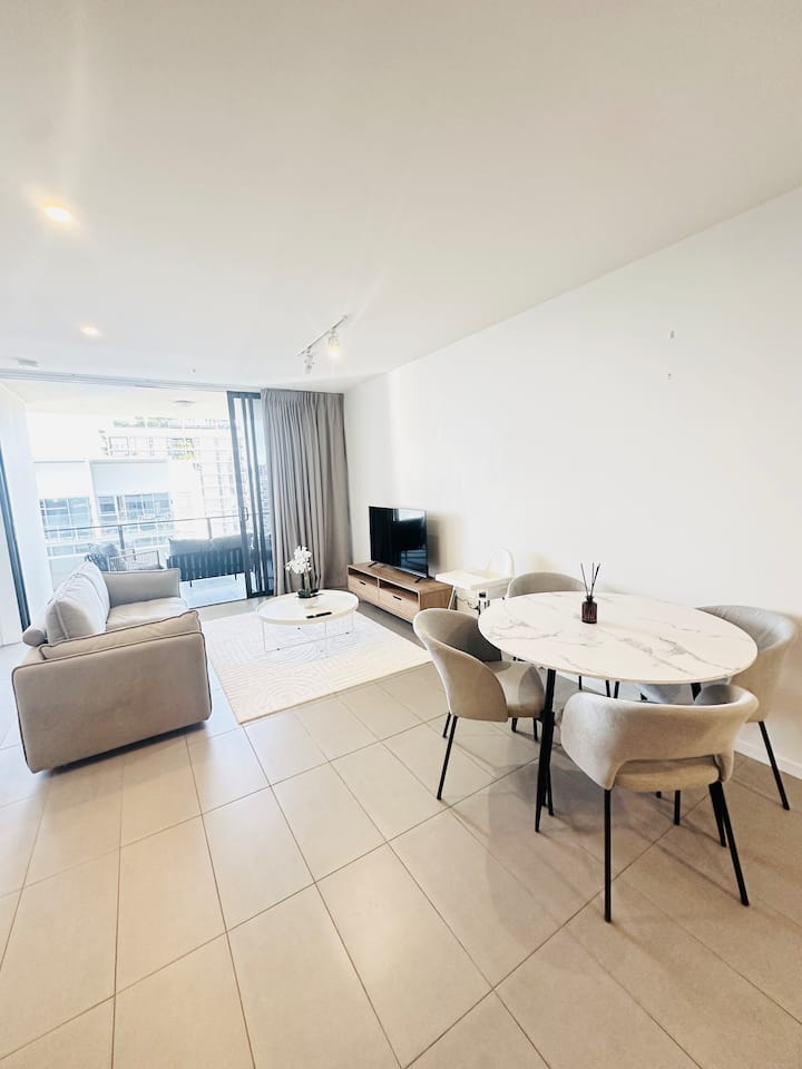 Stylish 2br/2ba Apartment W/pool - Brisbane