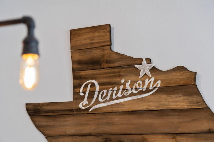 Small-town Christmas Loft, Main St View - 特克索馬湖