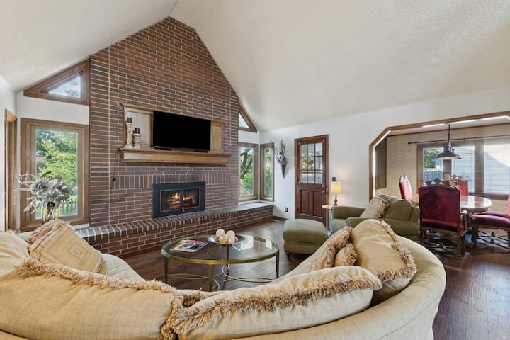 Fire Pit | Pool Table | Arcade Games | - Wichita, KS