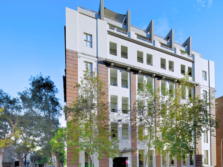 Shill - Spacious Boutique W\/balcony Gym & Sauna - Surry Hills