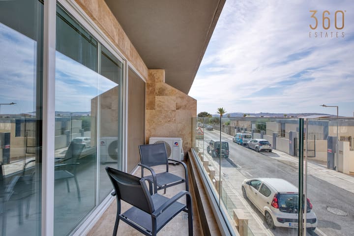 A 3br Home In Qawra Opposite Beach W/wifi & Ac - Malta