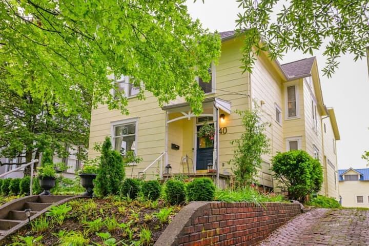 The John Copeland House Blue Room - Athens, OH