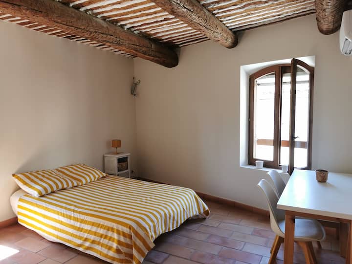 Trés Jolie Bastidon De Village Pour Les Vacances - Lourmarin